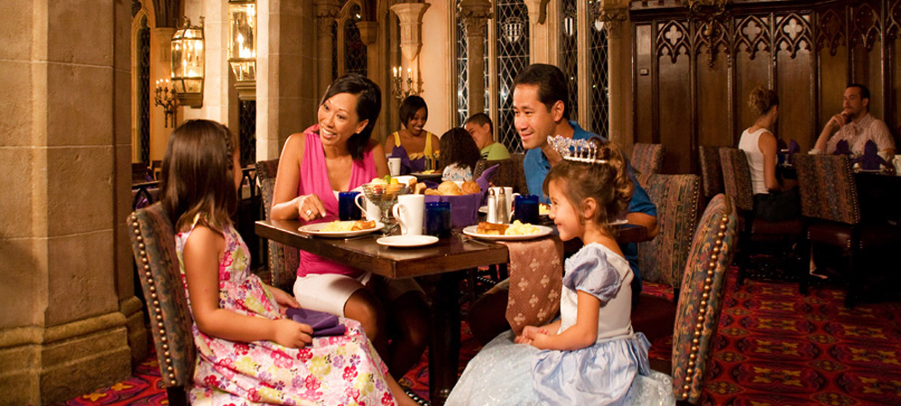 DisZine » Character Dining at Walt Disney World
